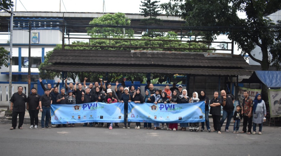 Pokja PWI Kota Bandung Bagikan Ratusan Takjil Gratis - Detik News One